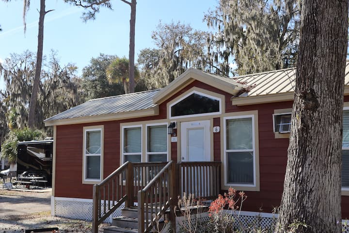 Premium Deluxe Lodge - Titusville, FL