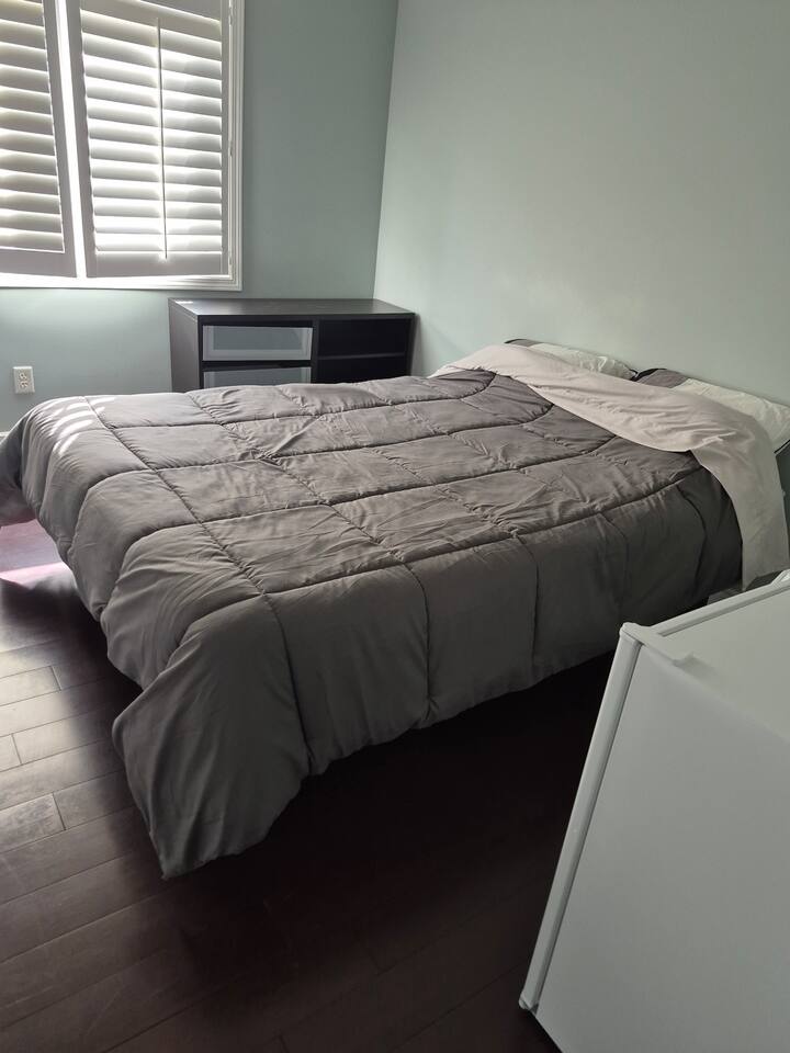 1 Room In Burlington - Burlington