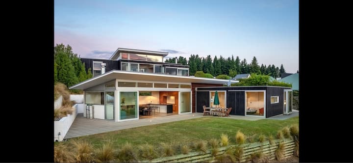Modern Mountain View Retreat - Wanaka