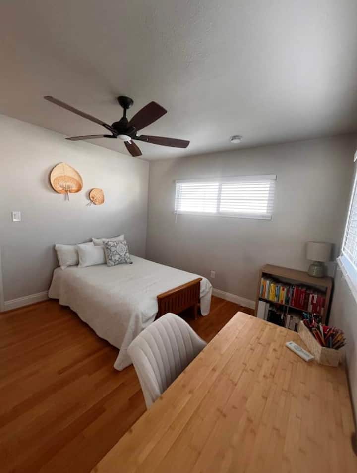 Quiet Room With Office Space - San Diego, CA