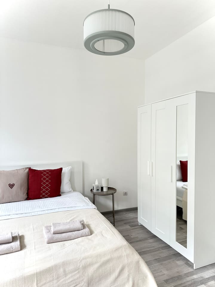 Trendy Burgundy Shades Apartment - Vienna