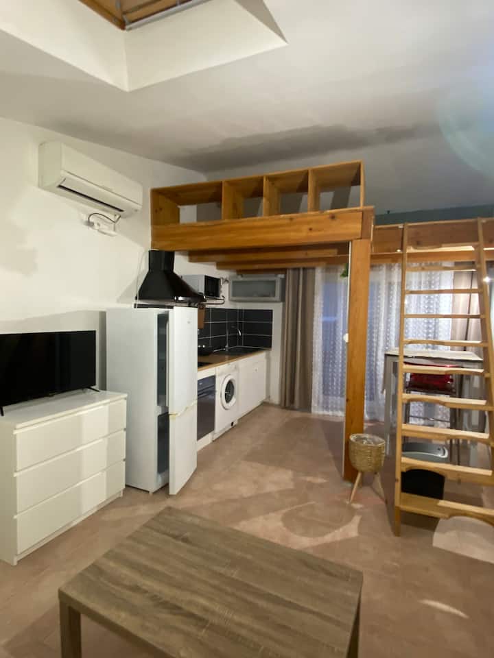 Studio Climatisé Avec Mezzanine. - Marguerittes