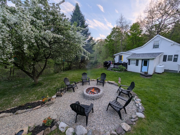 Private 4-acre Cabin W/ Fire Pit Near Lake George - Glens Falls, NY