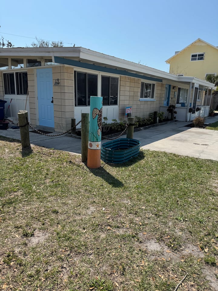 Sea Oats
Walk To Beach!
Funky Little Cottage - Venice, FL