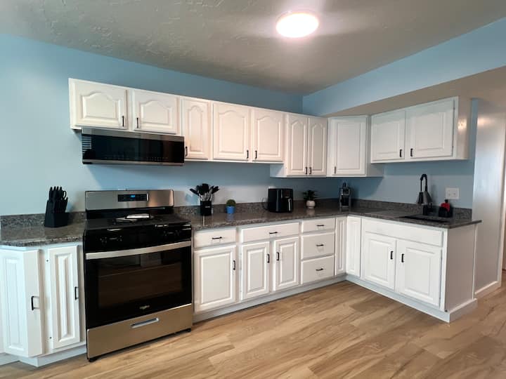 2nd Floor Lakeview 2 Bedroom Condo U4 - Geneva, OH