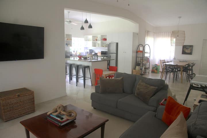 Holetown Villa - Walk To Beach & Pool Club Access - Barbados