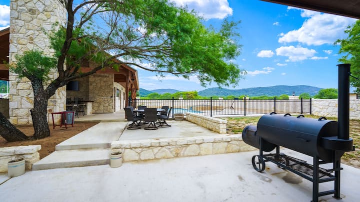 Ringers Lodge On The River - Concan, TX