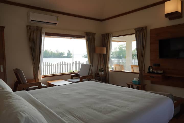 Varkala's Kaayal | Kayaking & Bathtub Views - India