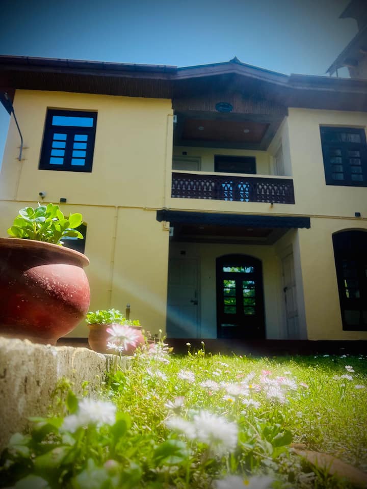 Hezzah Cottage (Full House With Balcony &Garden) - Srinagar