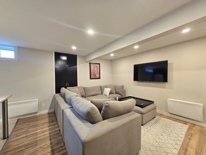 Cozy 2 Bedroom Basement  Apartment In Chomedy - Laval