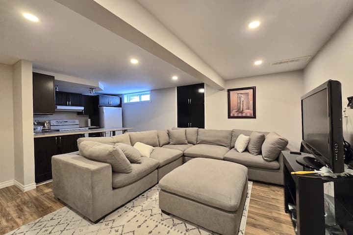 Cozy 2 Bedroom Basement  Apartment In Chomedy - Laval
