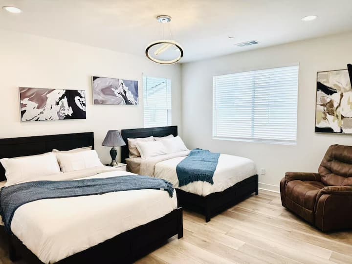 5br Home/7beds/2 Ensuites Near Airport & Stadium - Ontario