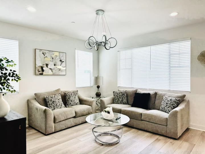 5bd/7beds/close To Airport/restaurant/supermarket - Ontario, CA