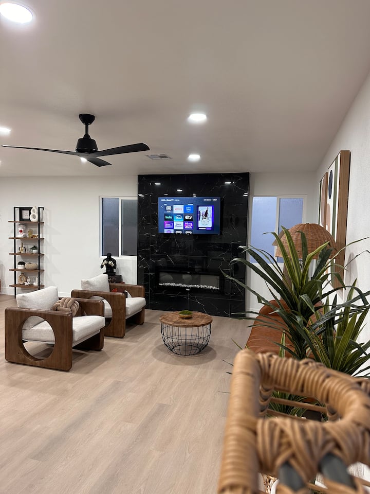 Casa Valentino,  Beautiful House And Huge Backyard - Las Vegas