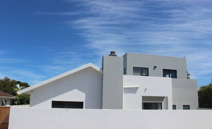 Newly Rennovated 4-bed Family Home Near Cliff Path - Hermanus