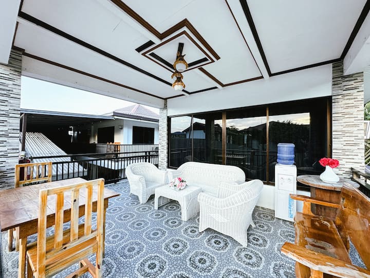 Deluxe Family Getaway Rooms - Calatagan