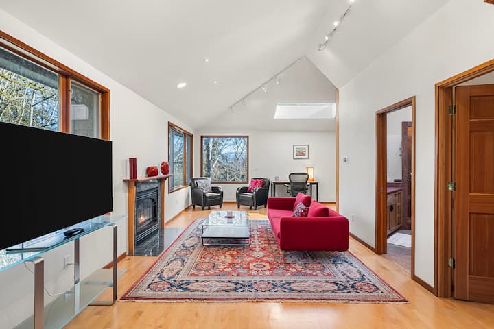 Mercer Island Loft - Bellevue, WA