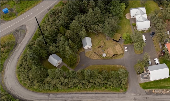Near Reykjavík, Cute Tiny House, Shared Hot Tub. - Izland