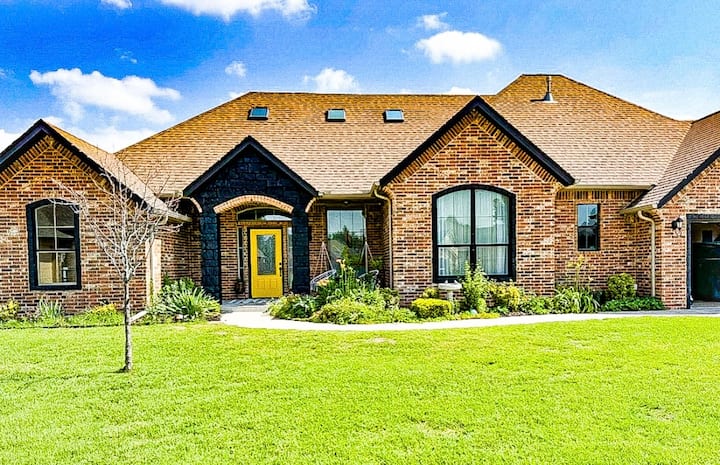 Vibrant Byrd House - Lake Overholser, OK
