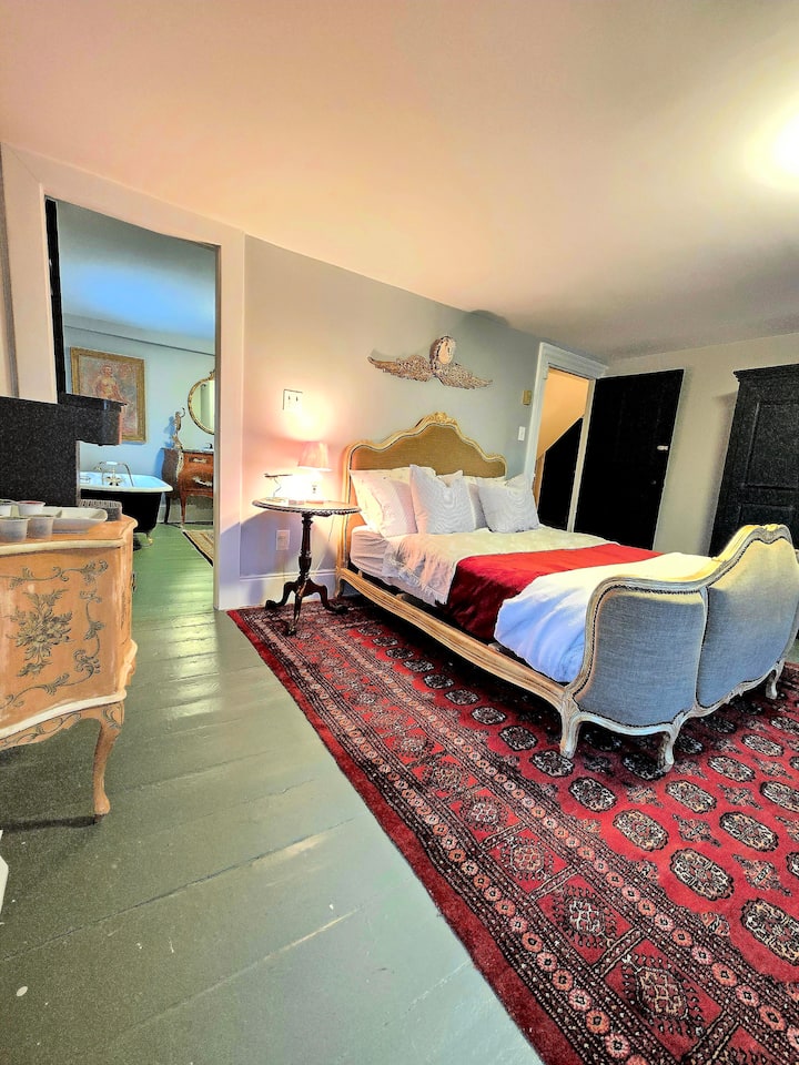 The R.r. Gale Antiques & Bnb

The Louis Xv Suite - St. Andrews