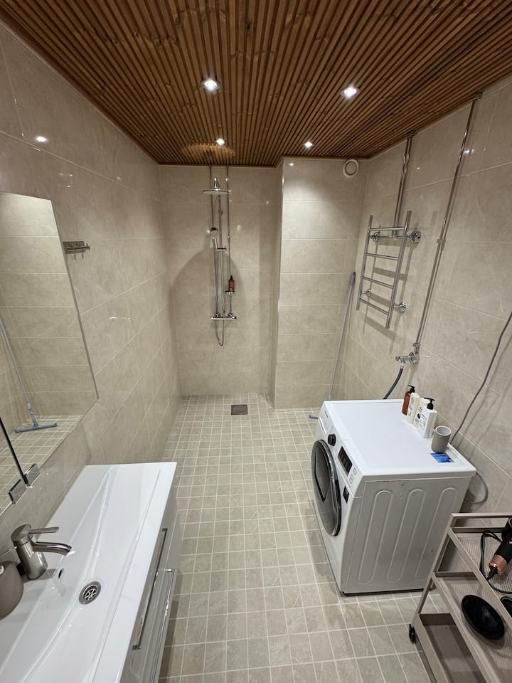 Parvekkeellinen 2 Makuuhuoneen Asunto Keskustassa - Helsinki