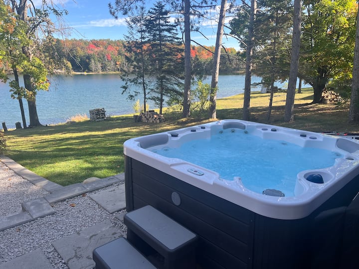 Hot Tub ~ Lake Front ~ Firepit ~ Kayaks ~ Sups - Gaylord, MI