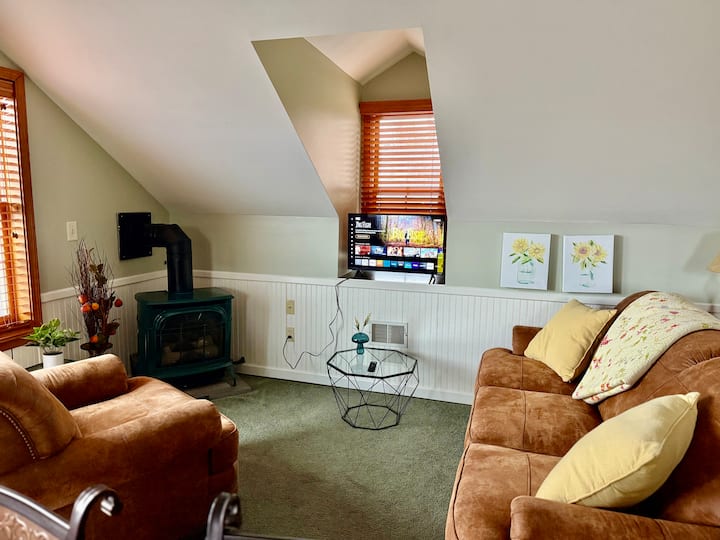Cozy Lakeside Downtown Apartment C - Sackets Harbor, NY