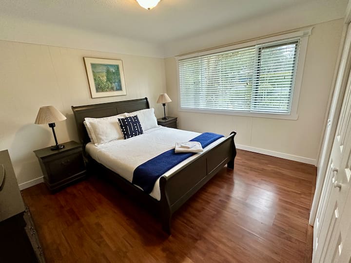 Large Room Near Uptown #4 - Victoria