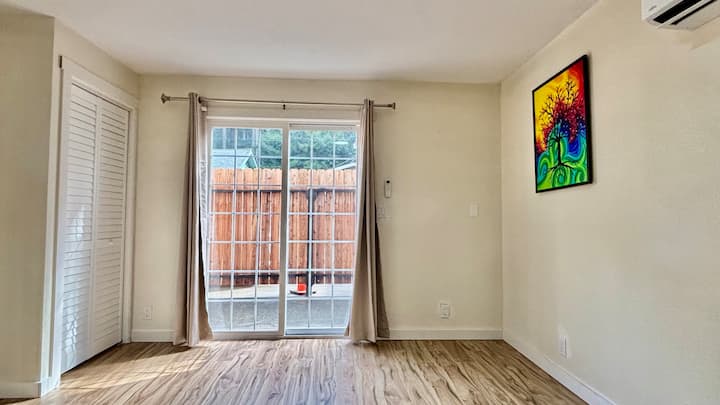 Sequioa Zoo And Hospital Apt. - Eureka, CA