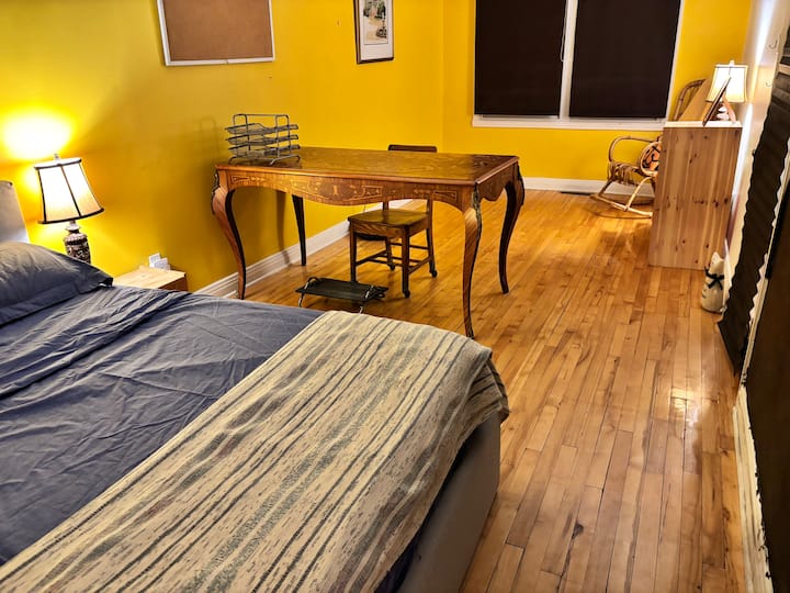 La Grande Chambre Jaune - Montreal