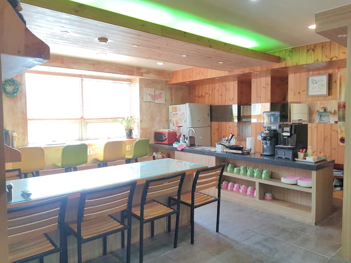 부산역 앞 80평 숙소를 통째로! 진짜 게스트하우스 라이프 - Busan