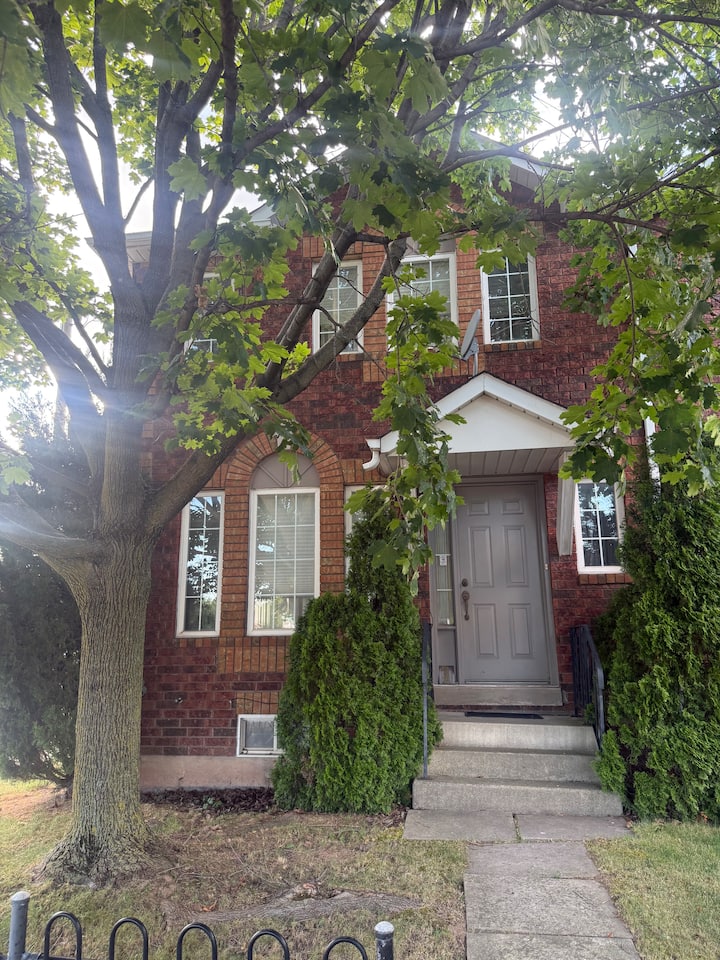 Warm 3 Bedroom Townhouse - Burlington