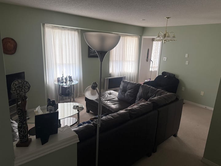 Warm 3 Bedroom Townhouse - Oakville