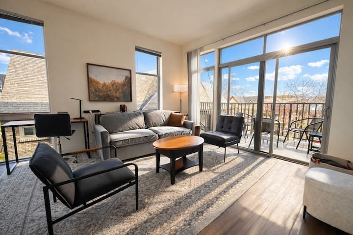 East Side Luxe 1br Apt By Brady+balcony | Sleeps 5 - Milwaukee, WI