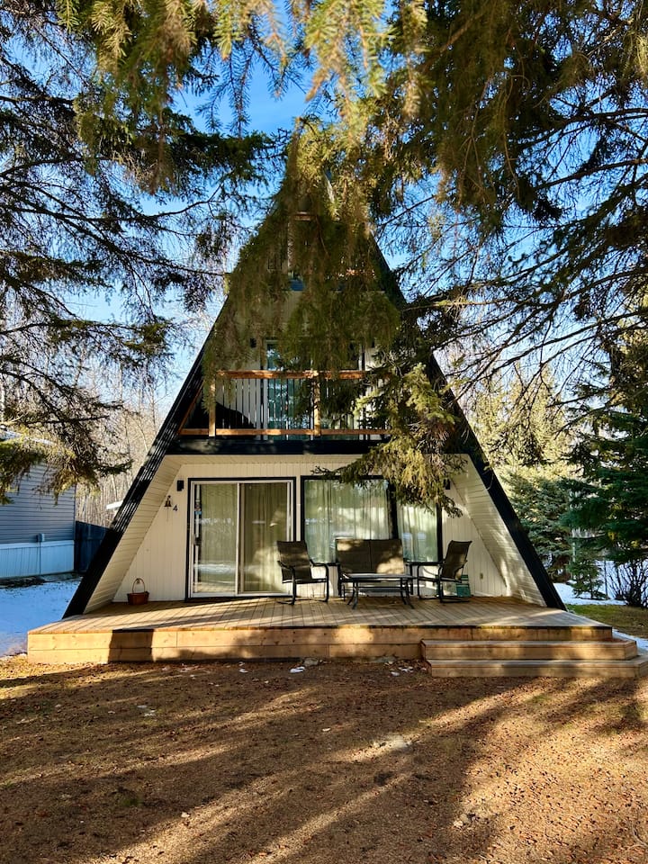 A-frame Cabin By The Lake - Alberta