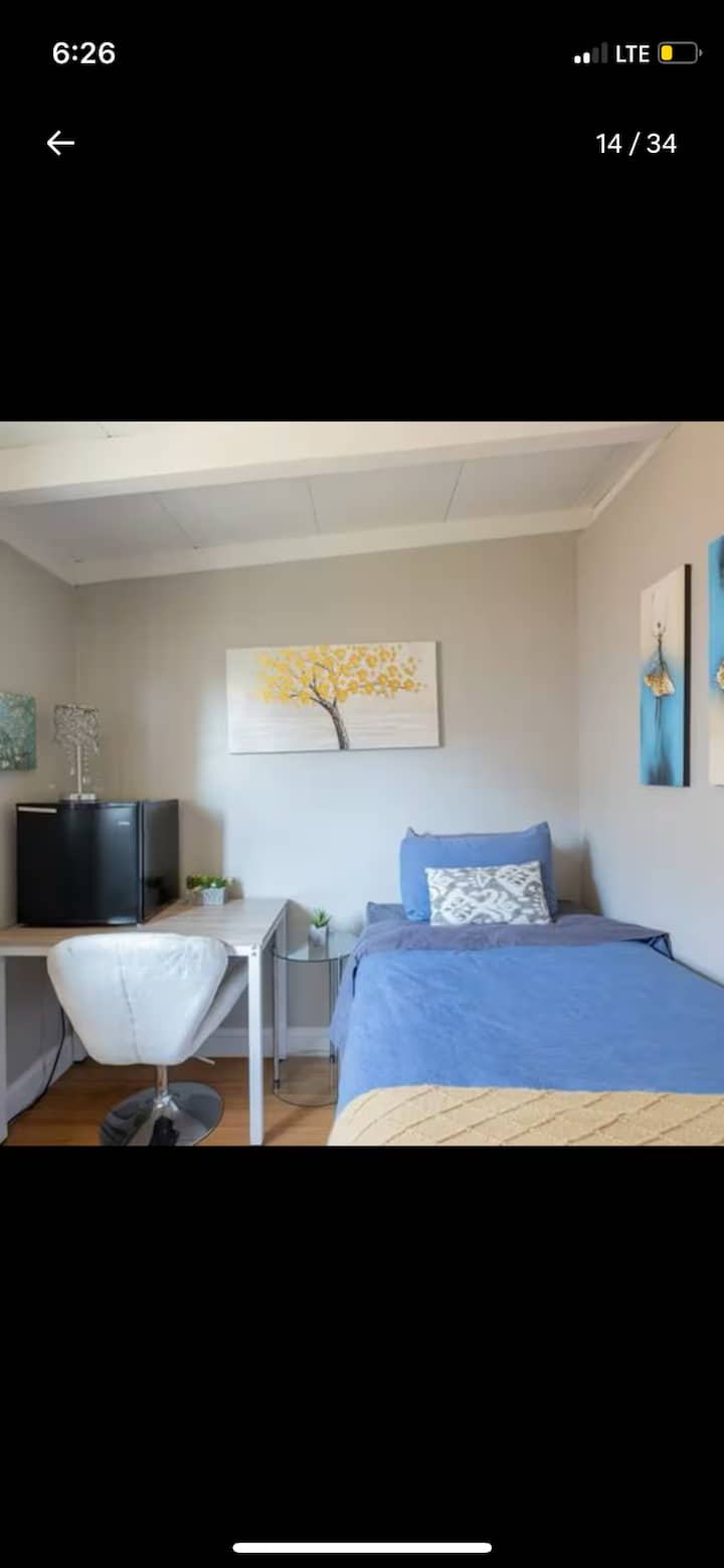 Quality Twin Bed, Desk, Hot Tub - San Diego, CA