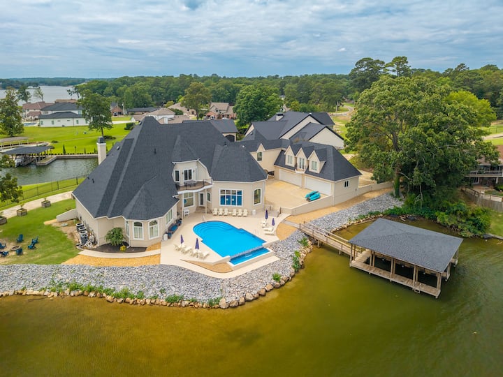 Marlin Houzz: Lake Estate With Infinity Pool! - Lake Hamilton, AR