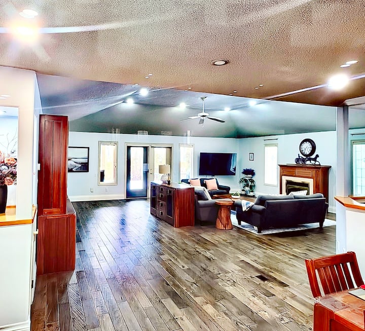 Luxury Huge Bungalow. 4 King Beds. Pool Table - Niagara-on-the-Lake