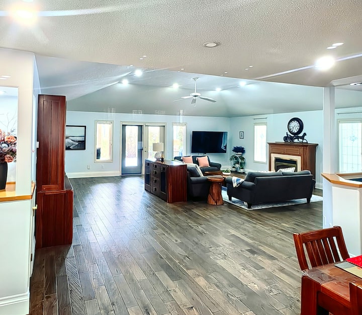 Luxury Huge Bungalow. 4 King Beds. Pool Table - Niagara-on-the-Lake