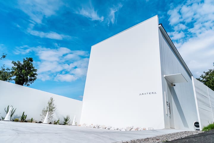 【Amatera】〈上天草〉新築！プール＆サウナ付 白のラグジュアリーヴィラ｜全部屋オーシャンビュー - 日本