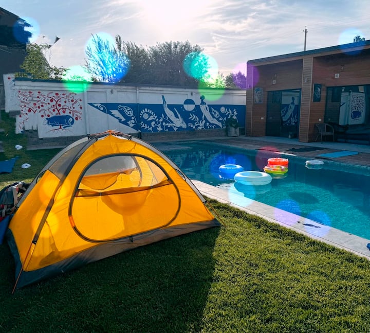 Место для палатки на газоне возле бассейна. - ウズベキスタン