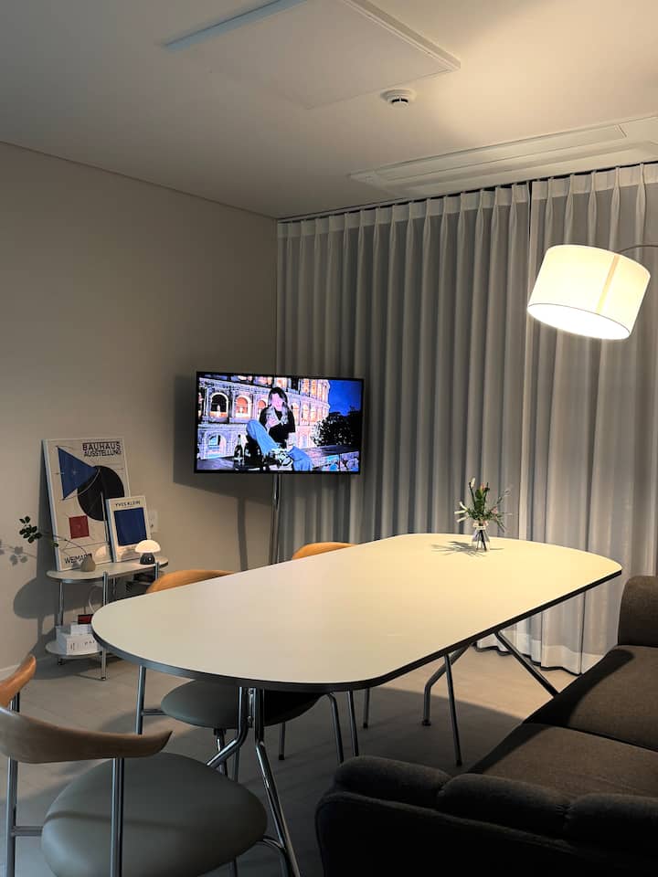 [Petit Doudou] 평온함이 스며든 세련된 숙소 #명동20분#역앞#신축#8인#주차 - Seoul