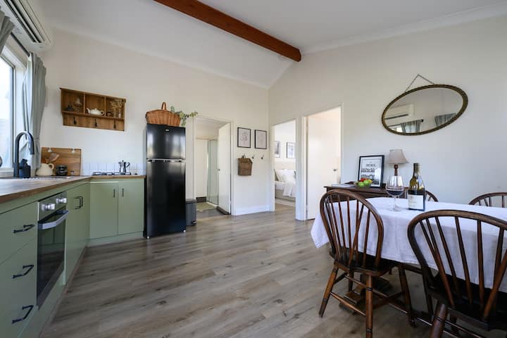 Monty's Cottage - The Garden Stay - Perth