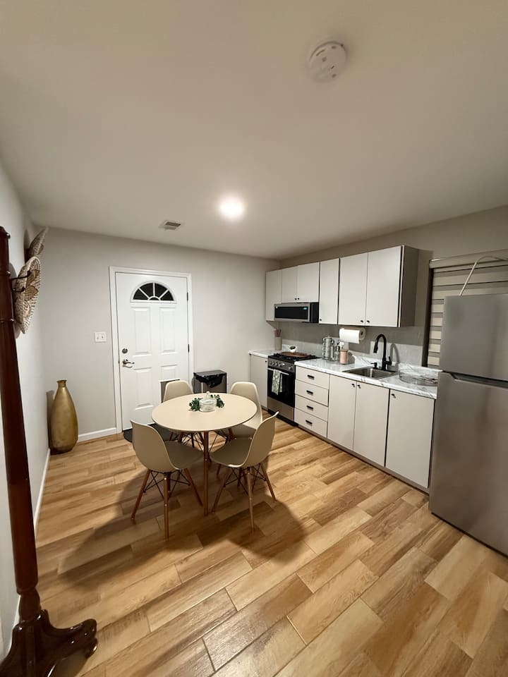 Airport Stay. 5 Min Ewr. 3 Beds. Sleeps 5. - Elizabeth, NJ