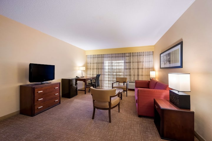 Relaxing Stay Near Royal Oak Music Theatre - Novi, MI