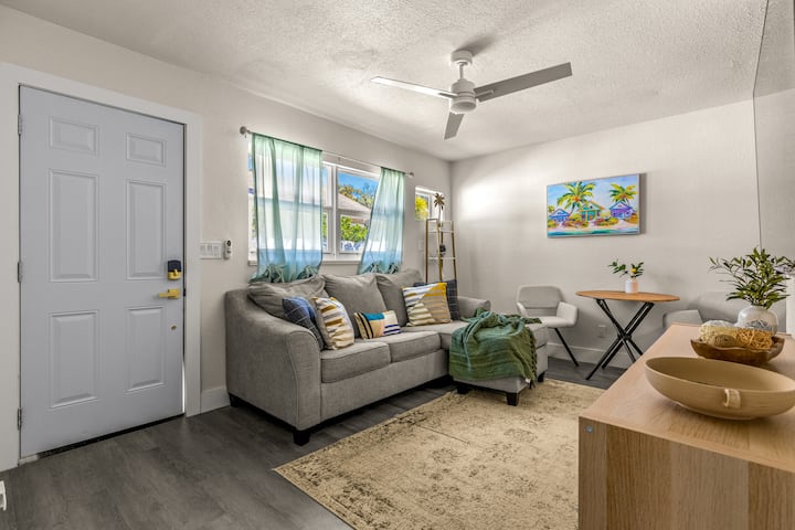 2 Br Private Apartment Next To Ybor & Downtown! - Tampa, FL