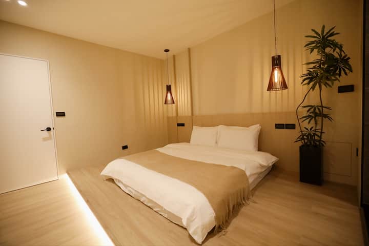 可泡澡的木質調溫柔客房|若梧Wakago|台南民宿|豪華加大雙人床房-附浴缸 - Tainan City