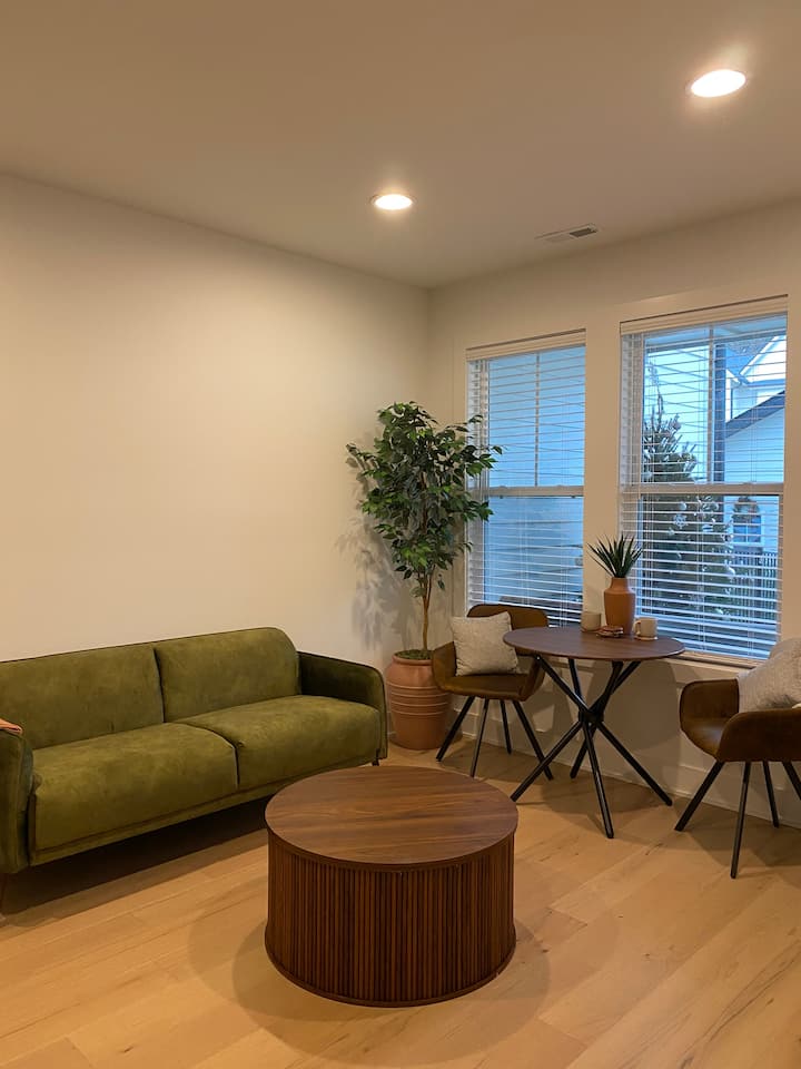 Cozy Condo Near Lenovo Center - Raleigh, NC