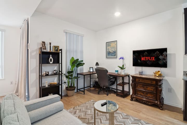 Charming Studio In Hollywood | Free Parking | Top - Los Angeles, CA