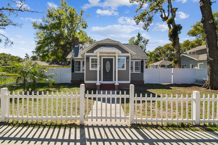 Historic Casita Bungalow • Classic & Cozy Living - Zephyrhills, FL